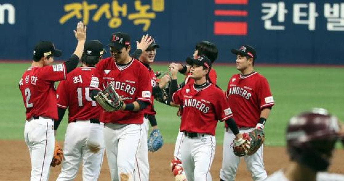 [포토]KS 3차전 승리 자축하는 SSG