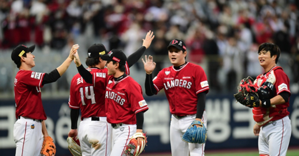 SSG ‘8-2 대승 하이파이브’ [MK포토]