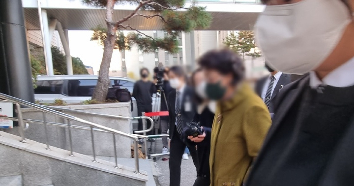 통장잔고증명서 위조 혐의 윤 대통령 장모 항소심 첫 공판