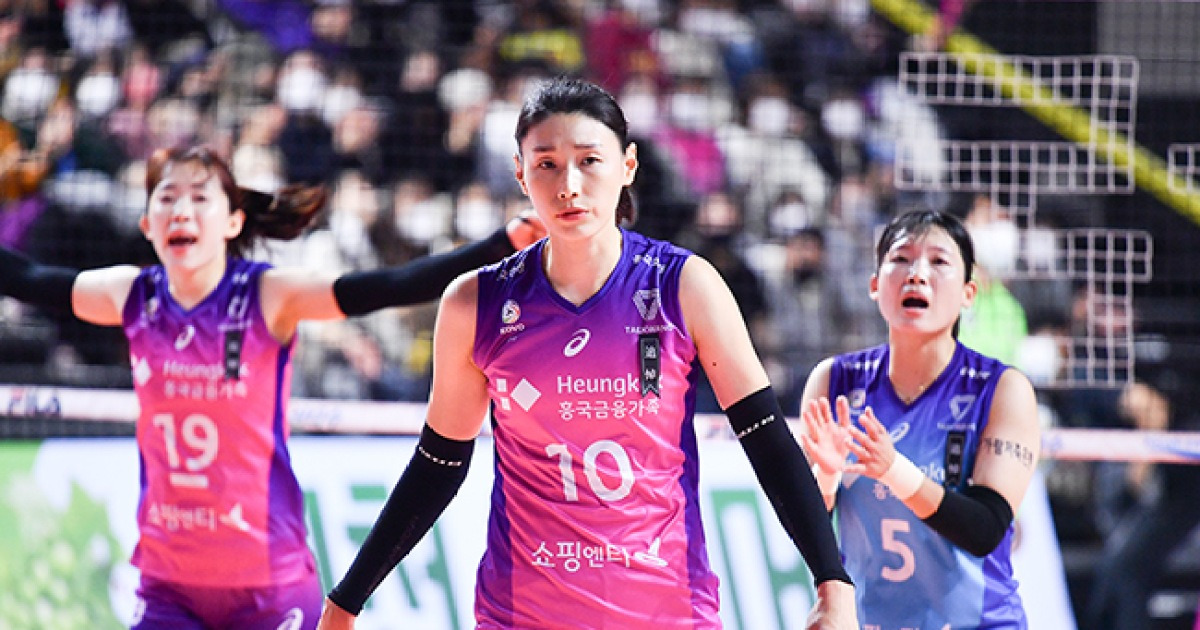 '옐레나+김연경 36점' 흥국생명, IBK기업은행에 셧아웃 승