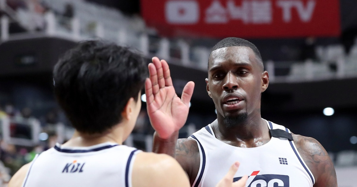 '라건아 더블더블' KCC, KT 꺾고 3연패 탈출