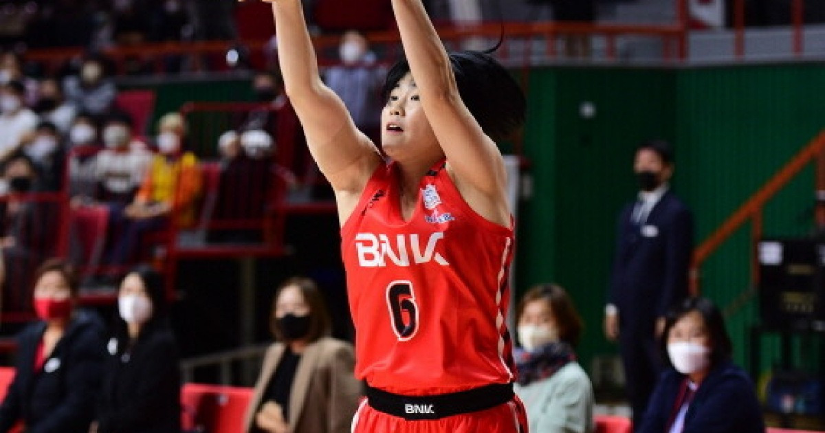 [BK 리뷰] 4쿼터 3점슛 터진 BNK, 하나원큐 제치고 첫 승