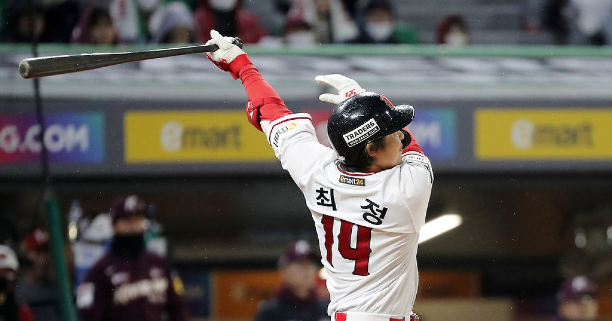 [KS5] SSG 최정, 8회 추격의 투런포…한국시리즈 최다홈런 타이