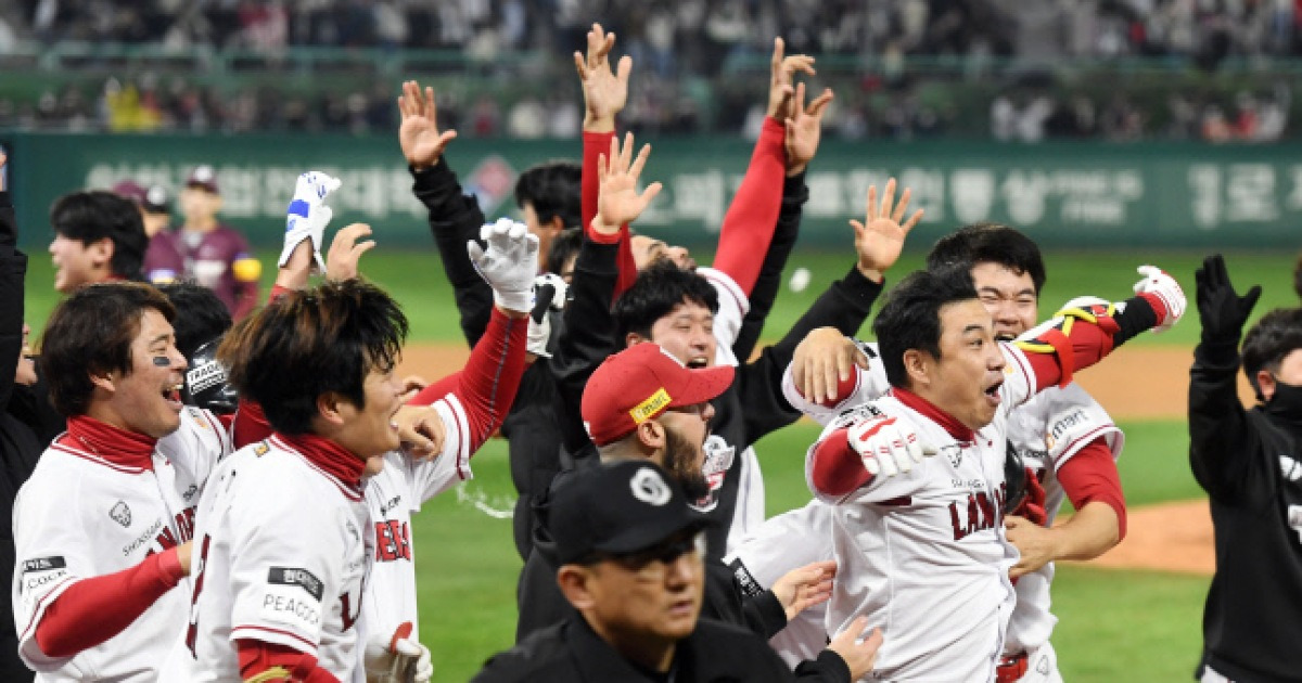 [포토]SSG 김강민, KS 5차전 극적인 대타 역전 끝내기 3점포