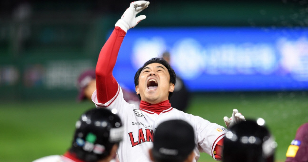 불혹의 김강민 KS 최초 대타 끝내기 홈런 "내가 게임 체인저!"…SSG 우승까지 1승[KS5 스타]