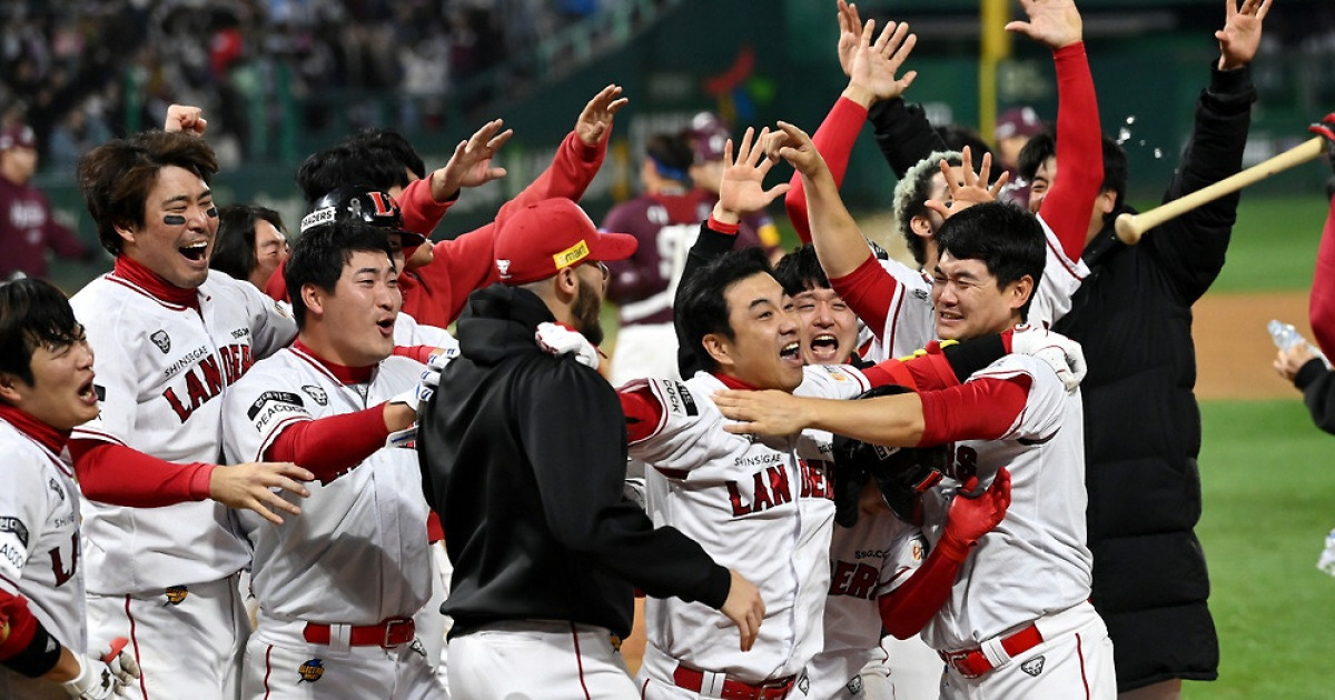 40살 대타의 기적같은 역전 끝내기 스리런포, SSG 9회말 5대4 역전승, 우승에 1승남았다[KS5리뷰]