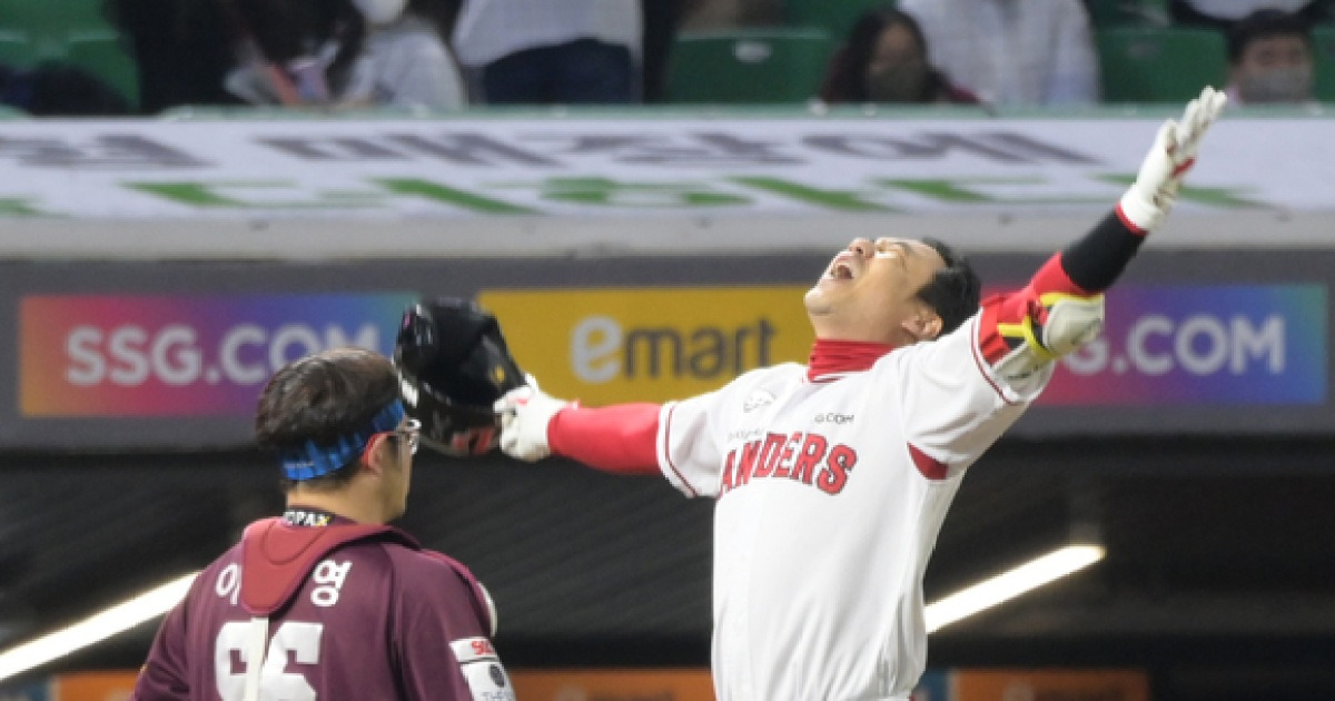 [KS]홈런에 웃은 SSG…끝내기 3점포 김강민 5차전 MVP