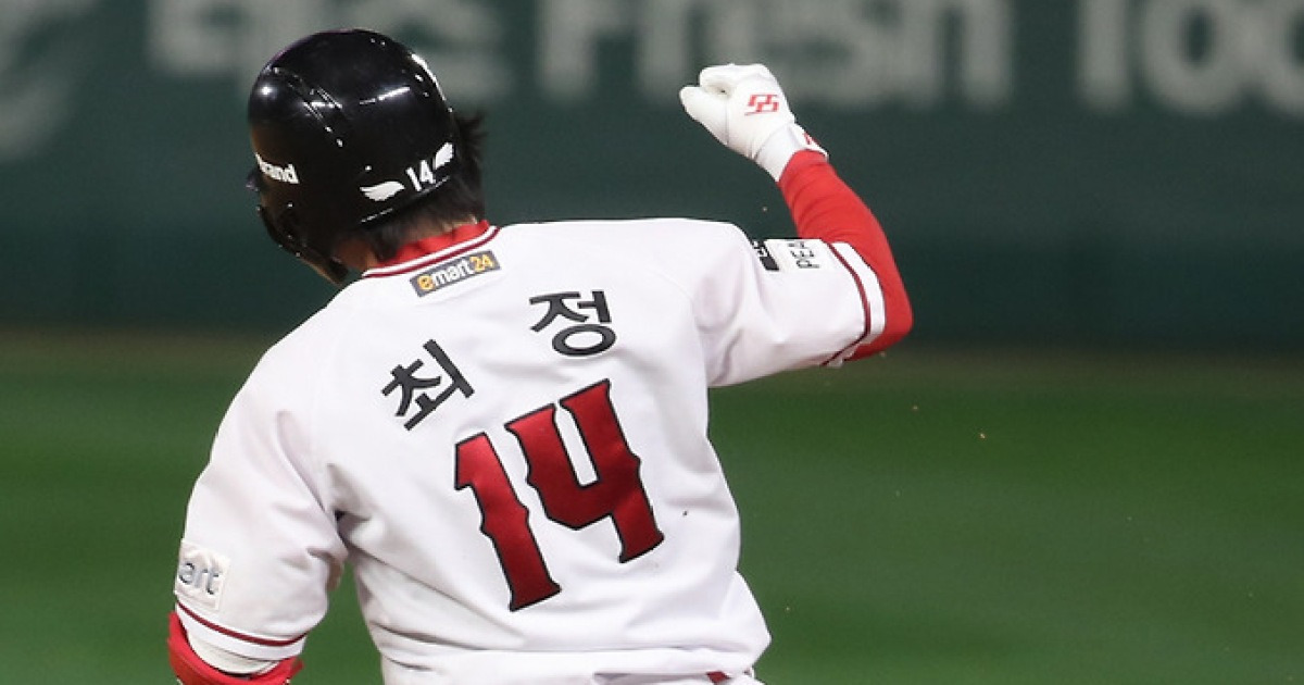 [KS]SSG 최정, 8회 추격의 투런포 '쾅'…PS 통산 12호