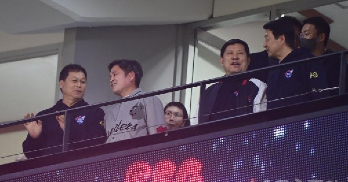 구대성과 함께 KS 5차전 보는 정용진-허구연 [포토]