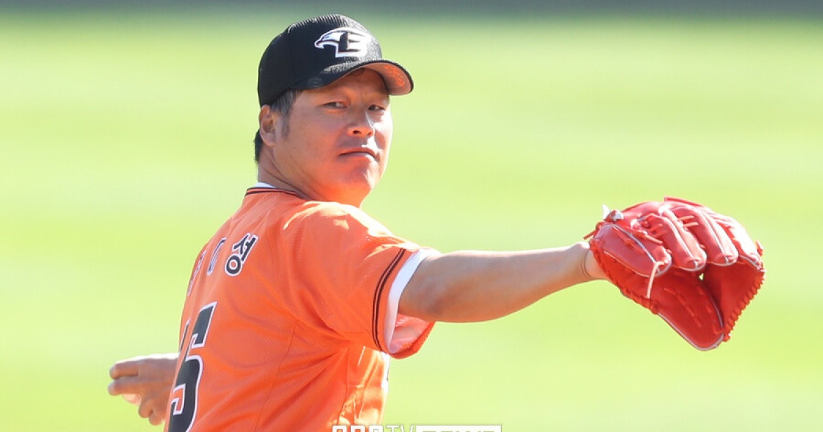 KS 5차전, 'KBO 레전드' 4인 합동 시구…김기태-정민태-구대성-이상훈