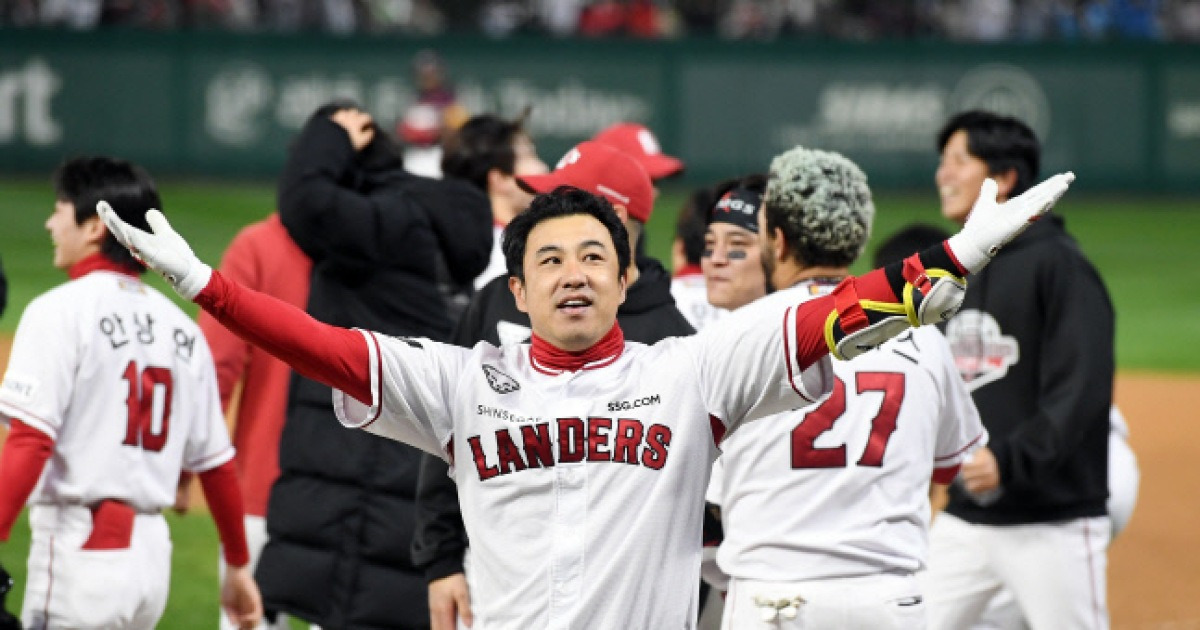 승리는 SSG인데 갑자기 "오~ 롯데 이대호~"...'흥'이 넘친 팬들 [KS5 시선집중]