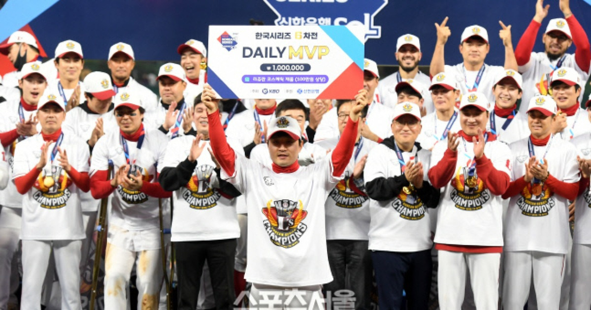 [포토] 김성현, KS 6차전 데일리 MVP 차지