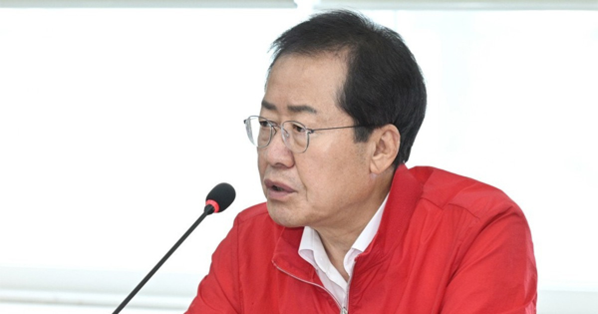 홍준표 "문재인, 개 3마리도 건사 못하나" 정진석 "문 대통령이 계속 키워야"