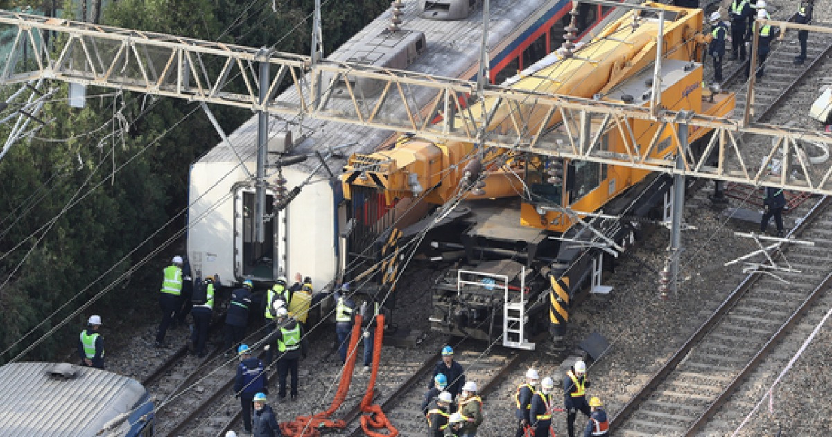 Derailing snarls train traffic in Seoul for all of Monday