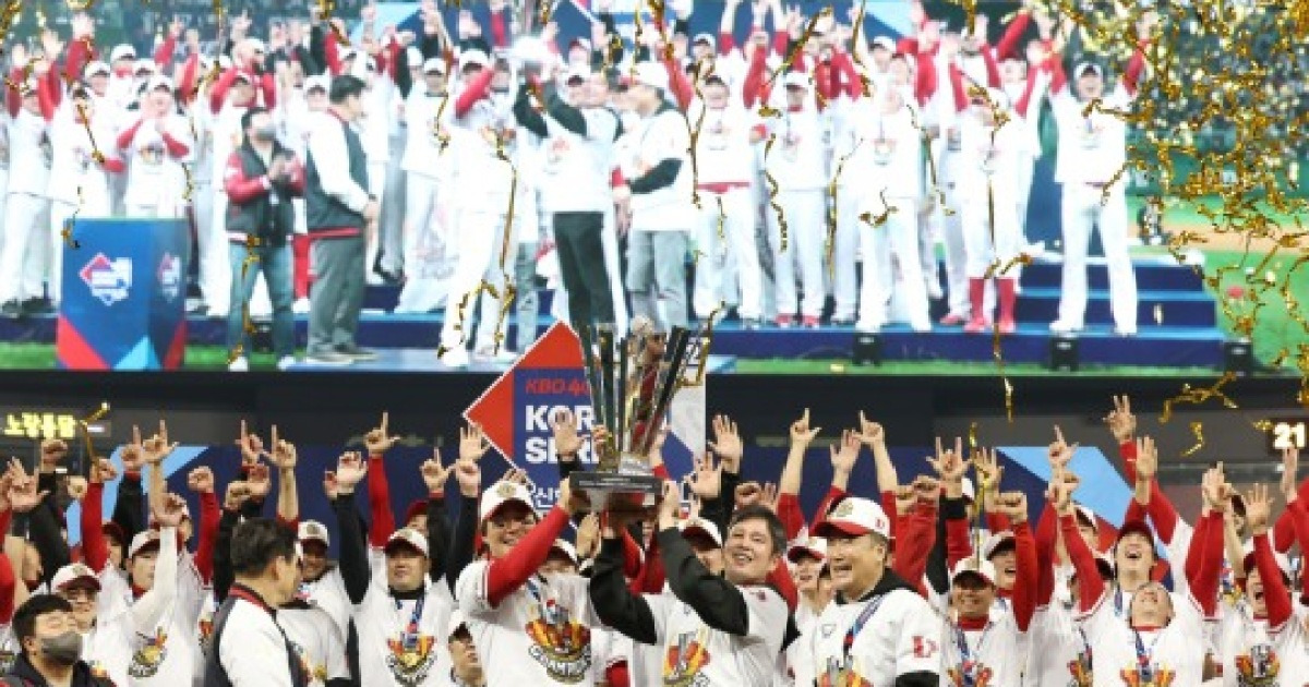 SSG 랜더스, KBO 41년만의 '와이어 투 와이어' 통합우승 새 이정표 세우며 통산 5번째 우승 트로피 들어 올려…KS 5차전서 역사상 최초 대타 끝내기홈런 날린 김강민 ...