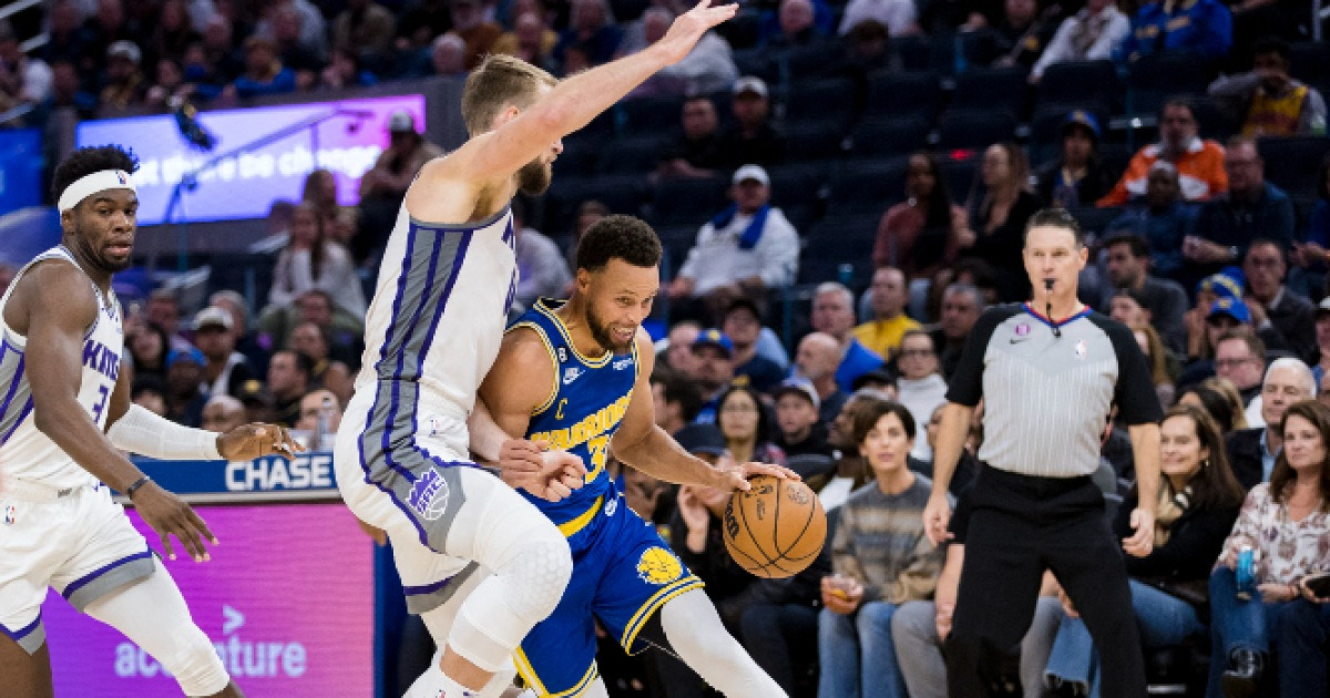 커리 47득점 폭발… GSW, 새크라멘토 잡고 5연패 탈출