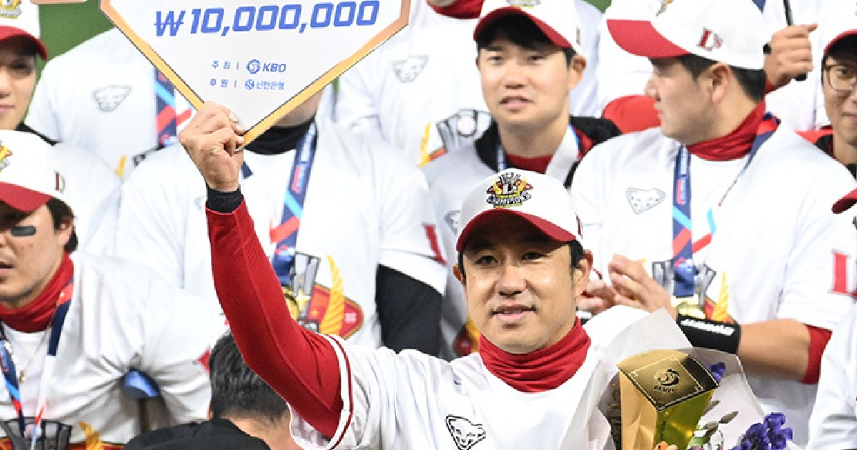 ‘최고령 KS MVP’ 김강민 “40대에 우승하니 눈물..몸이 허락할 때까지 뛸 것”