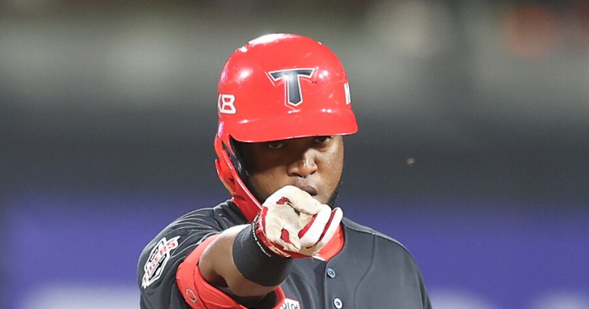 [공식발표] 소크라테스 내년도 KIA, 110만 달러 재계약하고 "팬들 빨리 보고싶다"