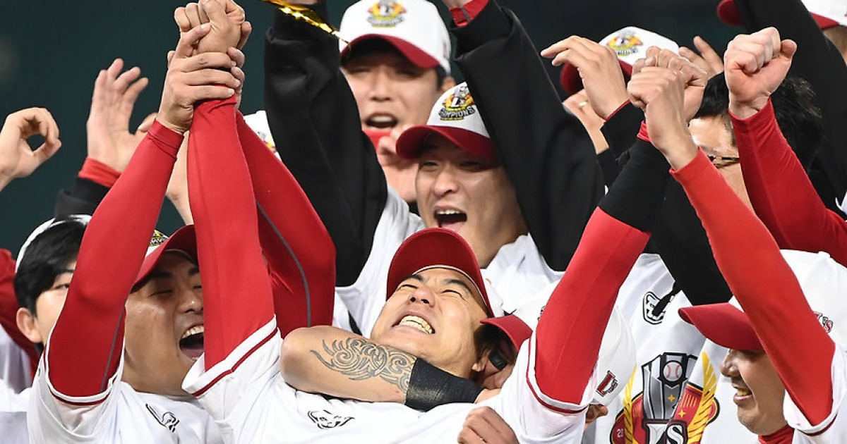 '최고령 KS MVP' 김강민 "내 몸 허락하는 데까지, 내년도 뜁니다" [SSG V5]