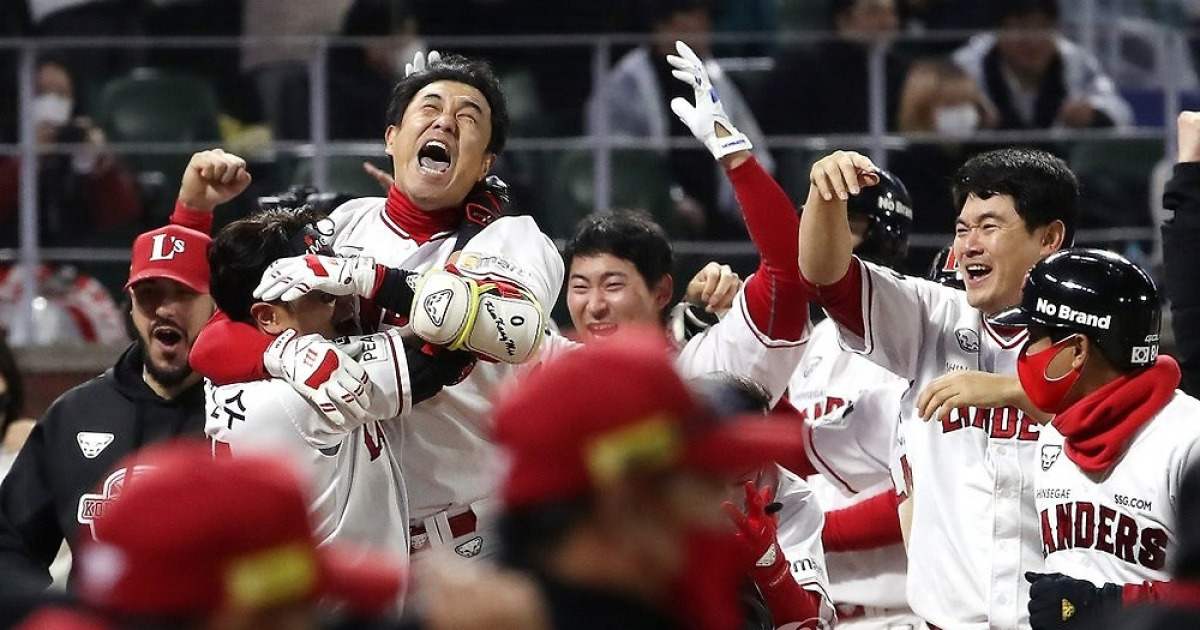 'SK 왕조 중견수' 김강민, SSG 새 왕조 선포하고 '시리즈 MVP'