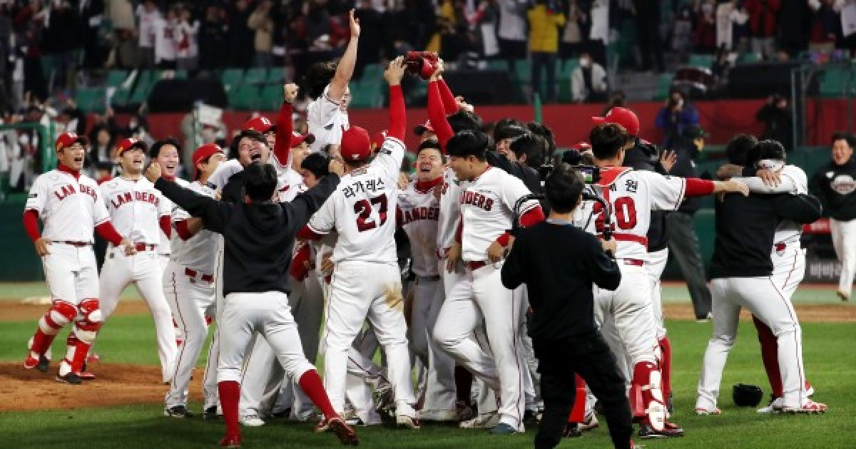 SSG, KBO 40년 역사 최초 '와이어 투 와이어' 우승