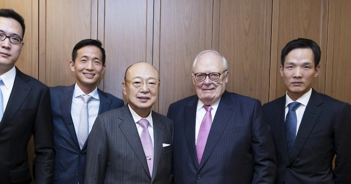 Hanwha chief, Heritage Foundation founder discuss global economy ...