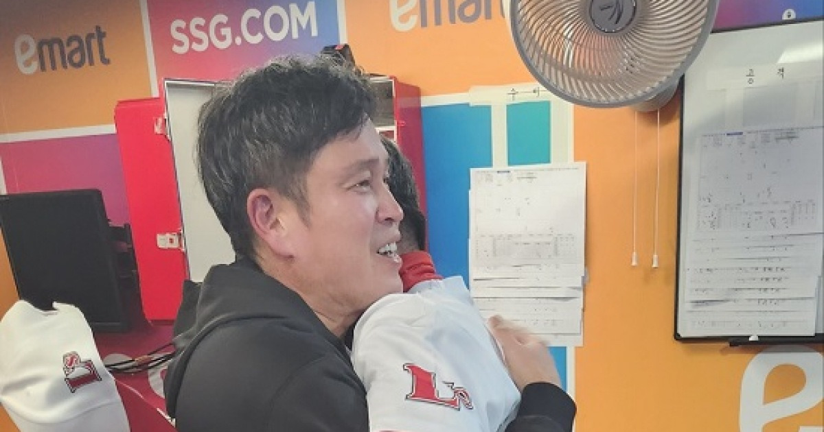 뜨거운 포옹 나눈 용진이형과 어린왕자, 우승의 밤은 달콤했다 [SSG V5]