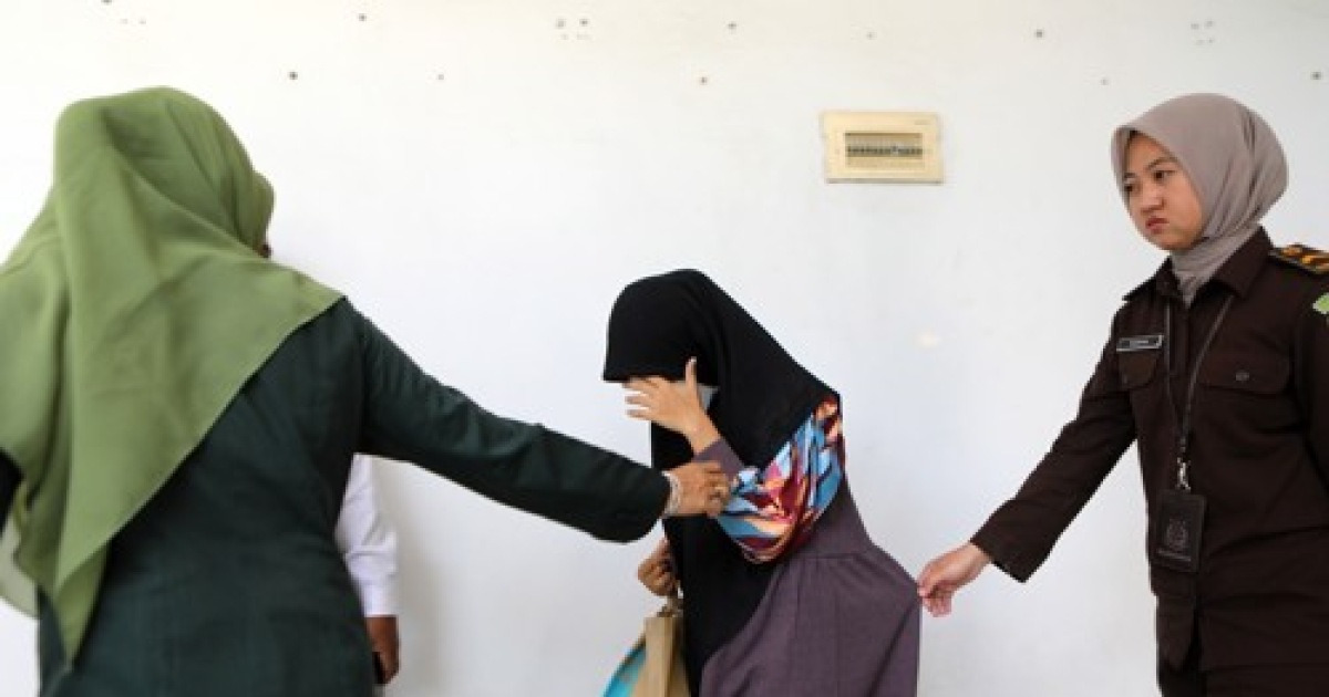 epaselect INDONESIA PUNISHMENT ACEH CANING