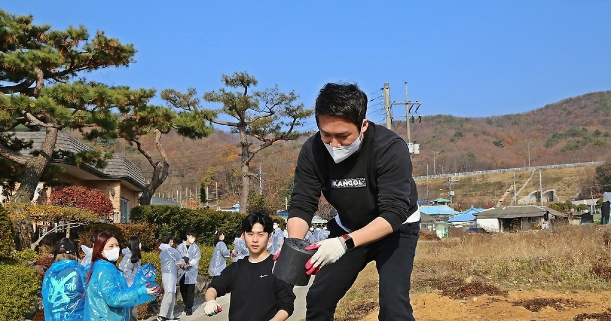 단국대 죽전캠퍼스 사회봉사단 용인시 취약계층에 연탄 4천장 전달