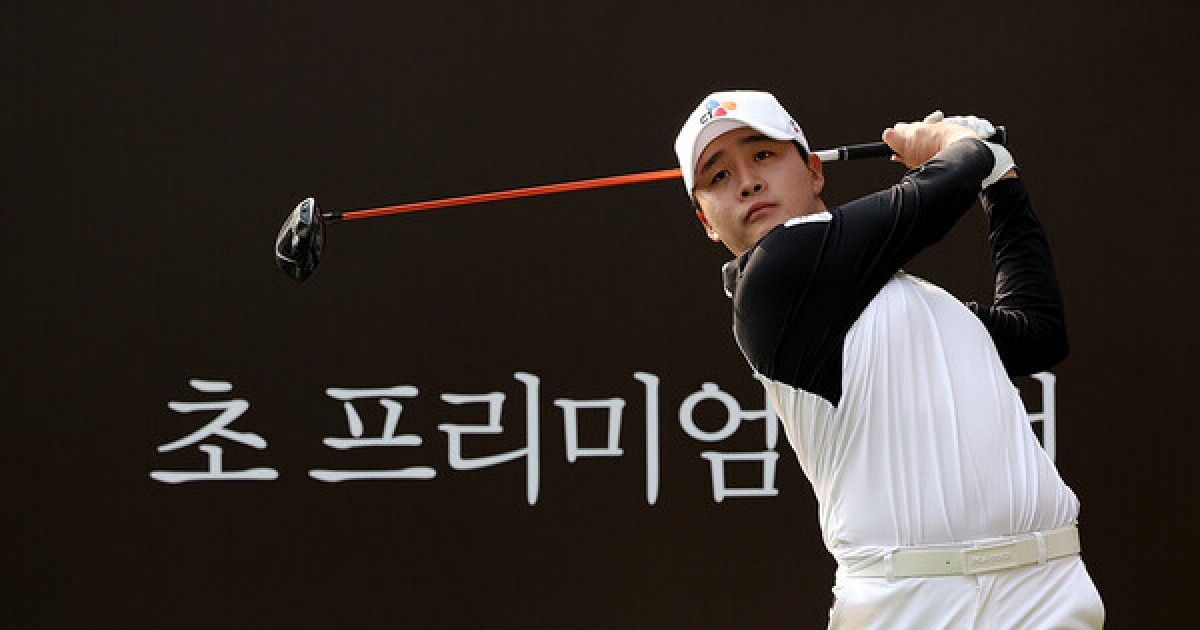 'KPGA 상금왕에 다가서는' 김민규, LG시그니처 대회 2R 단독 선두