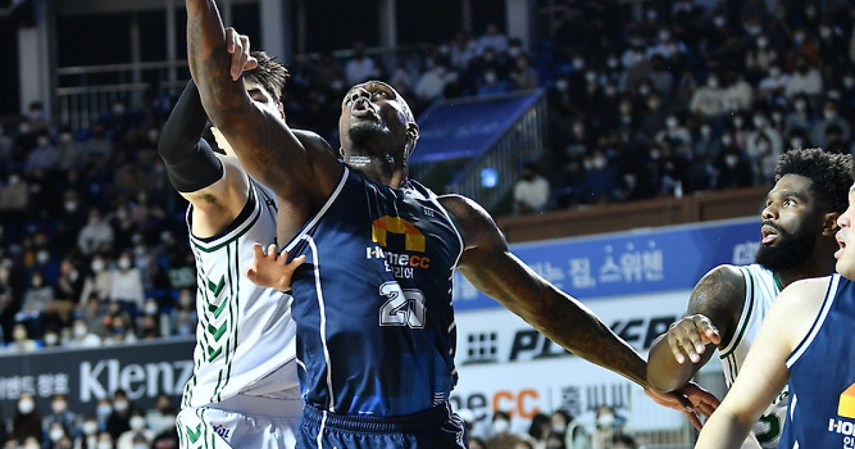 '라건아 21P-21R' KCC, 홈에서 DB 꺾고 단독 7위 도약