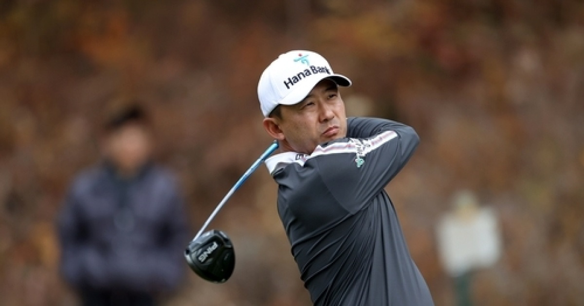 54홀 최소타 한승수, KPGA 최종전 3R 선두...2년만의 시즌 최종전 우승 도전
