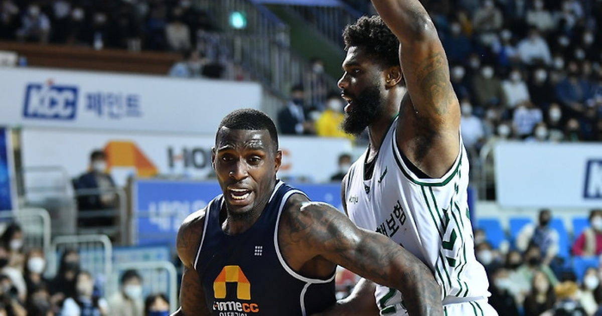 '라건아 21점 21리바운드' KCC, DB에 15점차 완승