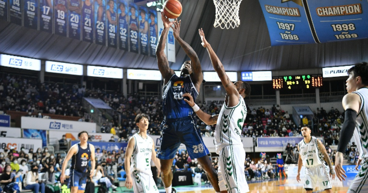 라건아, 21득점 21리바운드…KCC, DB 누르고 단독 7위