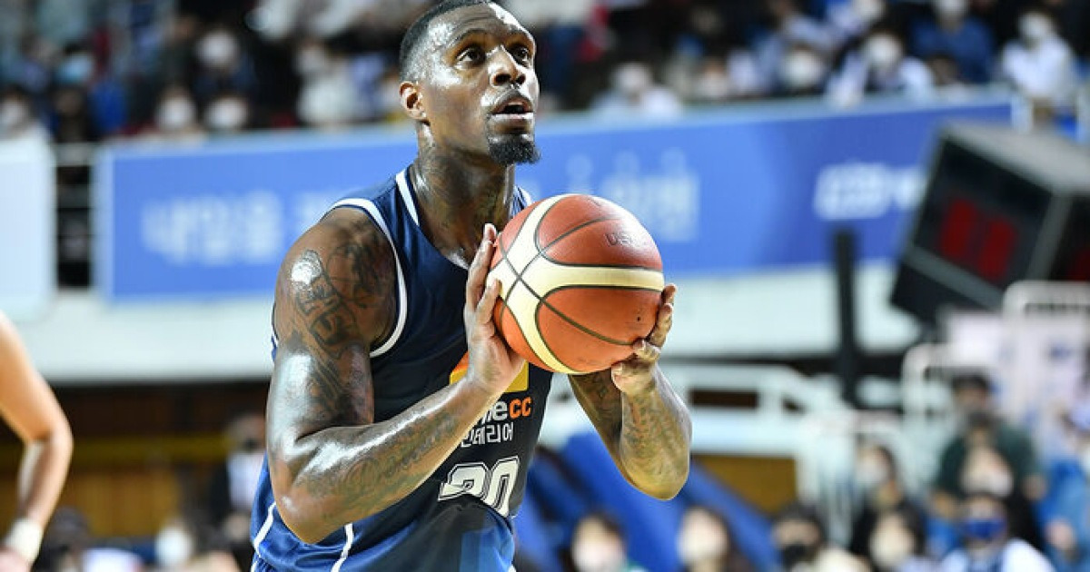 '라건아 21점 21리바운드' KCC, DB 꺾고 2라운드 첫 승