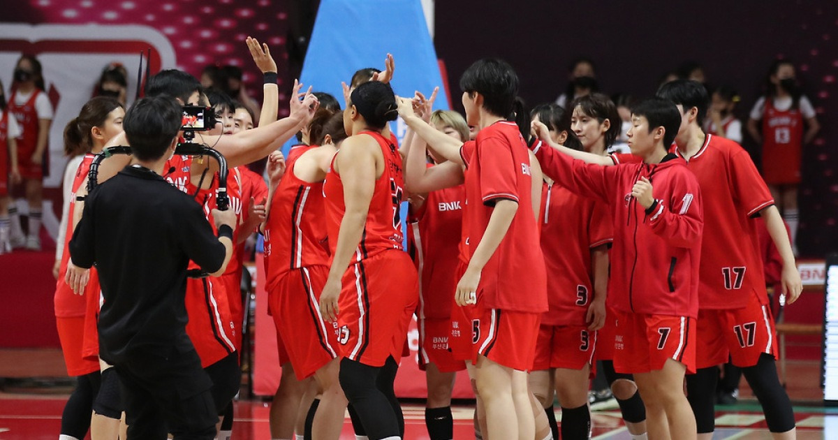 BNK, KB 꺾고 창단 첫 4연승…공동 1위로 1R 종료