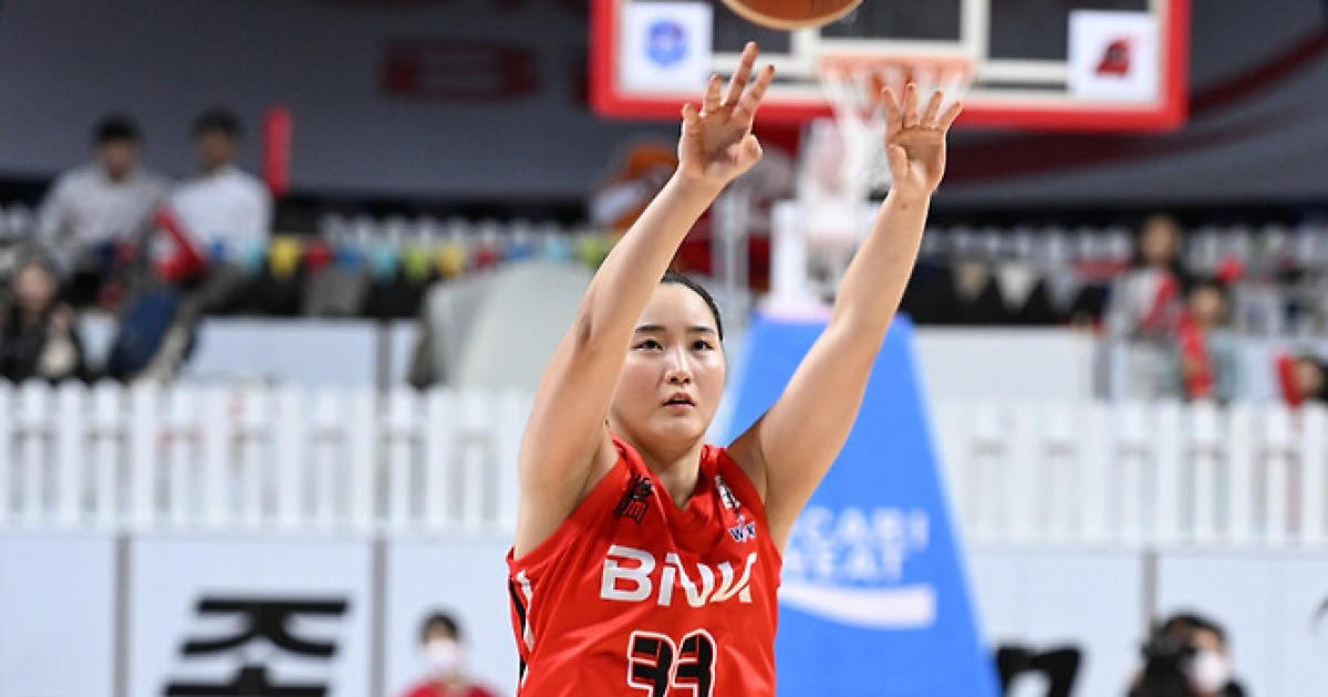 ‘한엄지 25점’ BNK, KB 꺾고 팀 창단 첫 4연승 질주