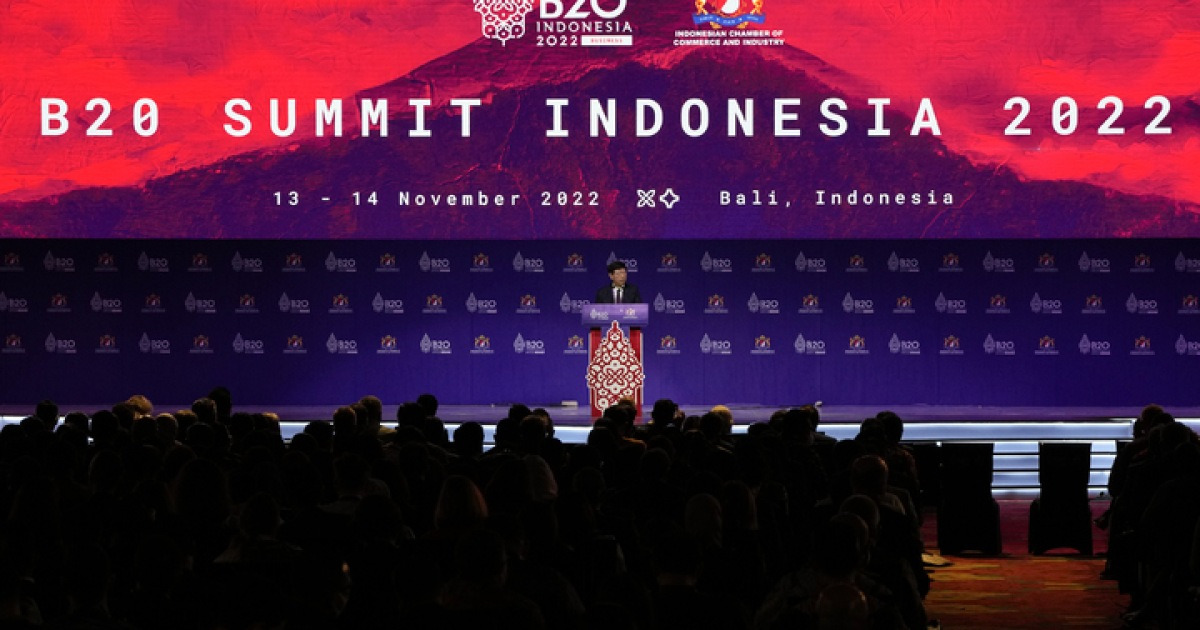 B20 서밋서 연설하는 류양웨이 폭스콘 회장