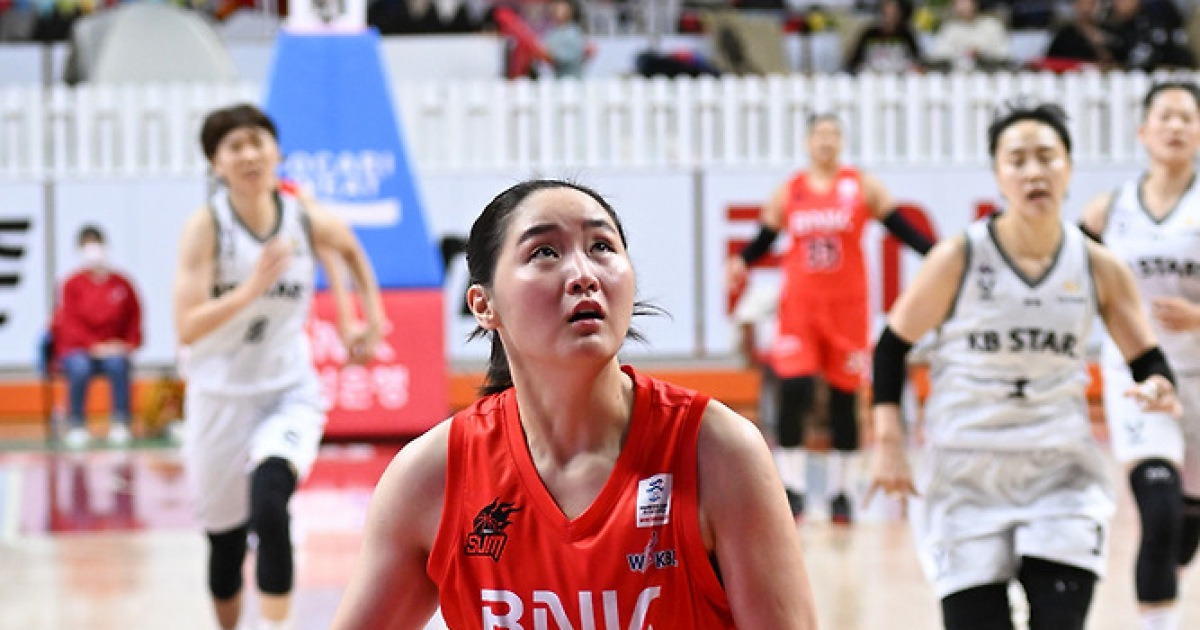 BNK, KB국민은행 꺾고 창단 첫 4연승…공동 선두 등극