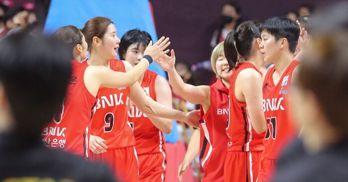 여자농구 BNK, KB 꺾고 4연승…삼성생명과 공동 1위 1R 마무리