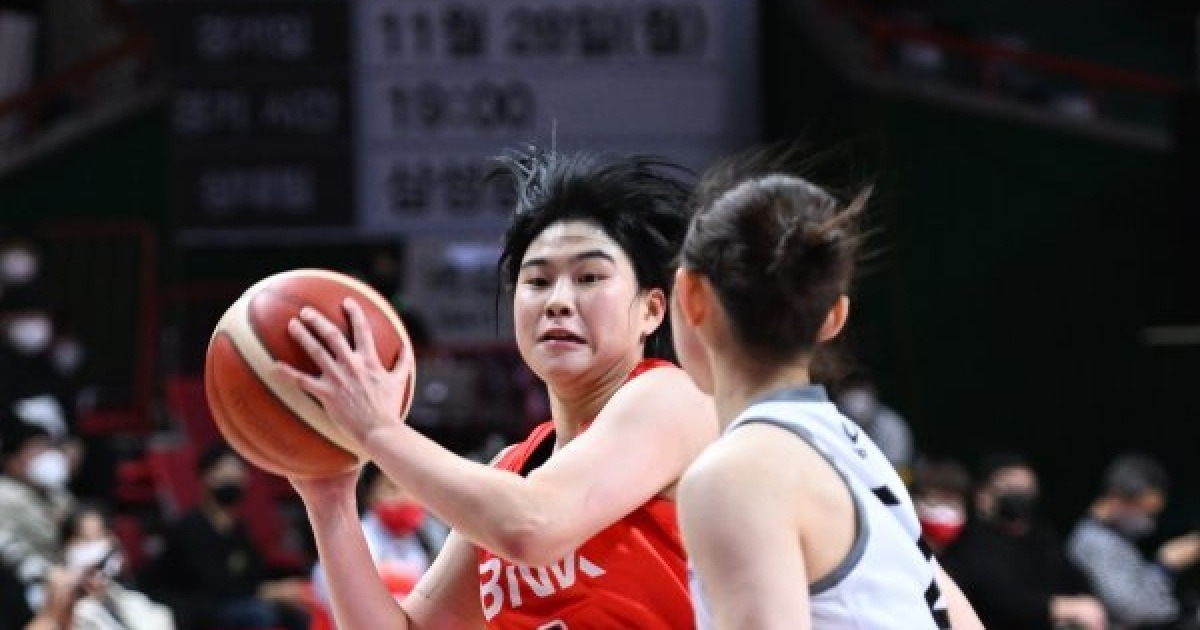 한엄지·이소희 폭발한 BNK, KB스타즈 꺾고 9시즌만에 4연승!