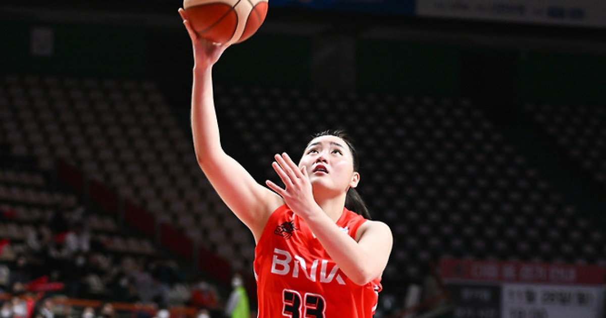 BNK, 창단 첫 4연승···KB 꺾고 1R 공동 1위