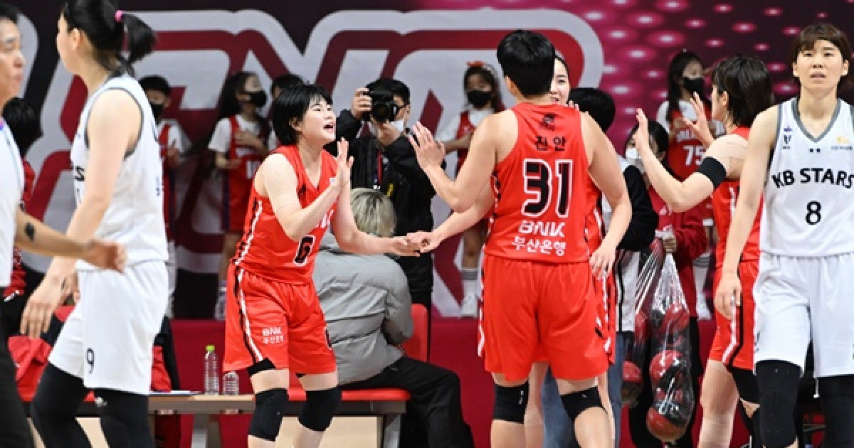 '4명 두 자릿수 득점' BNK, KB스타즈 꺾고 4연승 질주