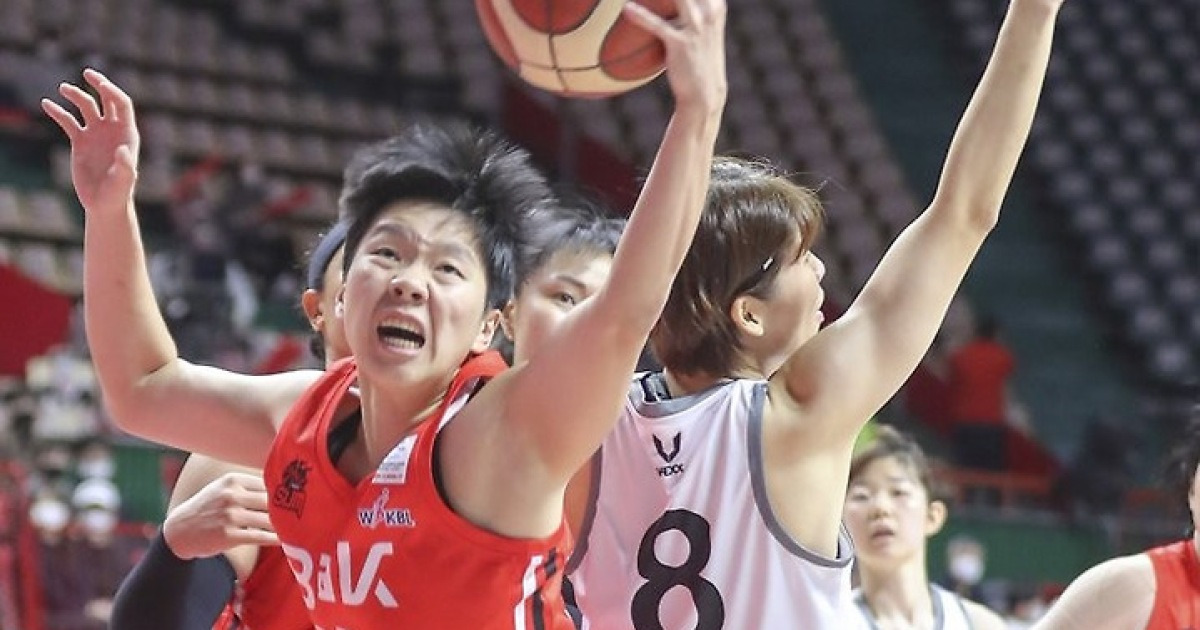 리바운드잡는 BNK 진안