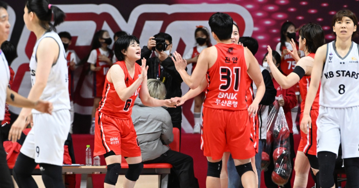 BNK의 깜짝 1위와 KB의 상상 이상 공백···WKBL도 이변의 시즌?