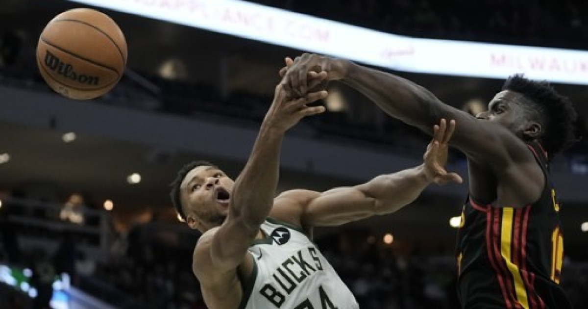 Hawks Bucks Basketball