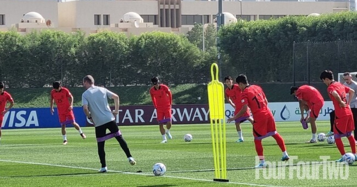 [442.live] ‘7번 마스크’ 쓴 손흥민, 벤투호 합류...가벼운 러닝→볼 리프팅