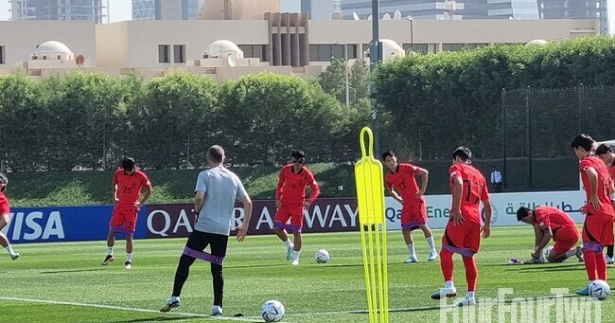 [442.live] ‘투혼’ 예고한 손흥민, ‘7번+블랙’ 마스크 쓰고 훈련...가벼운 킥까지!