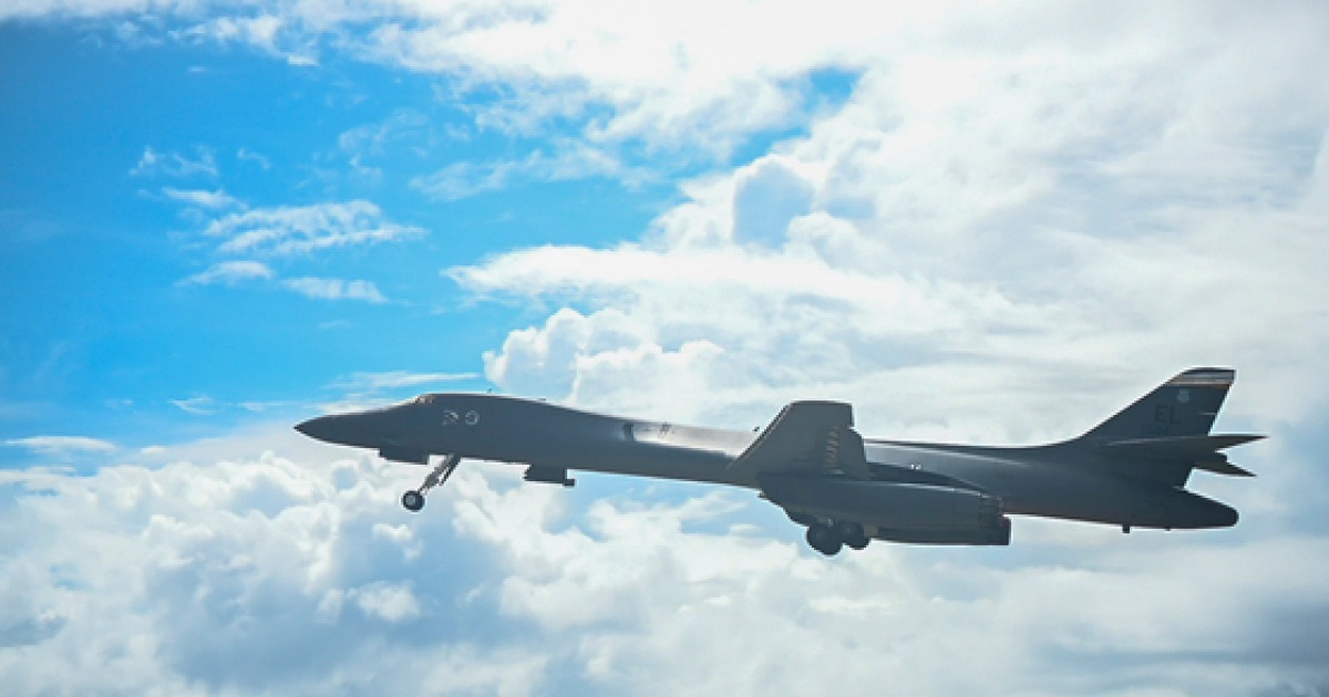 '죽음의 백조' B-1B 전략폭격기, 북한 코앞서 '신속 급유' 훈련