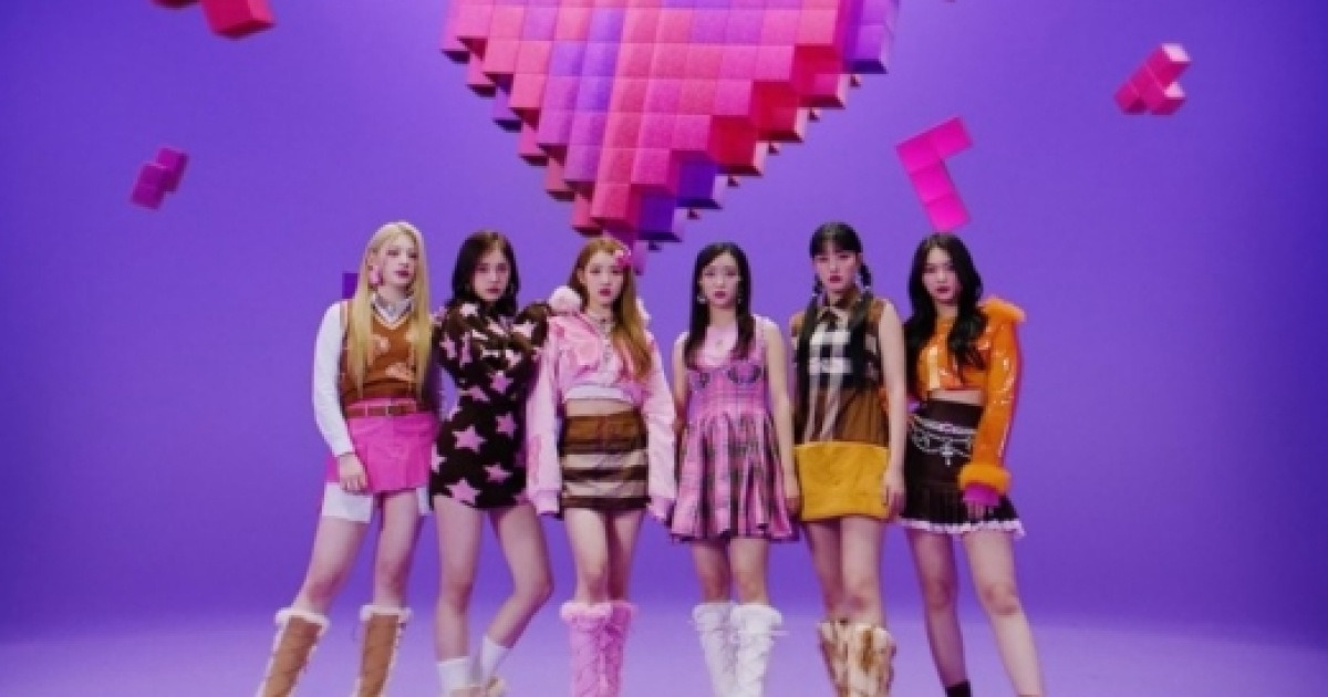 스테이씨, 일본 첫 싱글 타이틀곡 'POPPY' M/V 선공개…키치+러블리 '만능 소화력'